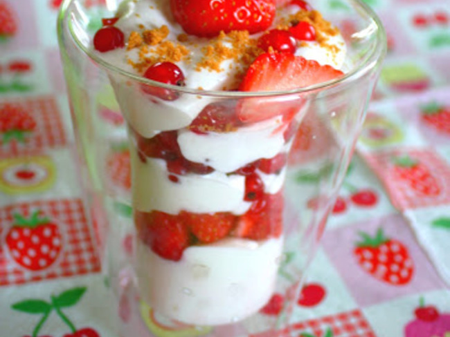 Verrines de Fruits rouges à la Chantilly de Litchi - Recette par Mimi ...