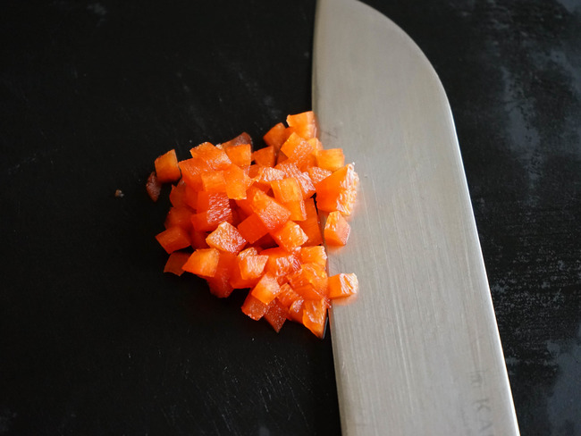 Tailler un poivron en brunoise - Pour les farces de poisson, volaille ...