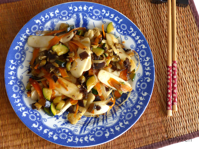 Pâtes de riz sautées aux légumes et aux champignons noirs - Recette par ...