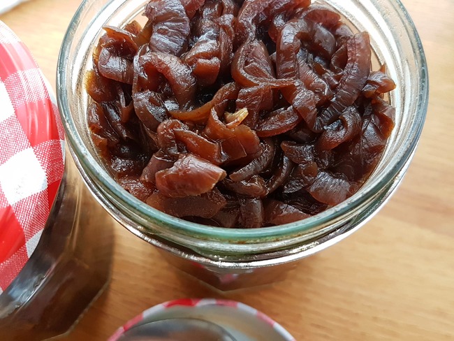 Confiture d’oignons rouges au vinaigre balsamique - Recette par ...