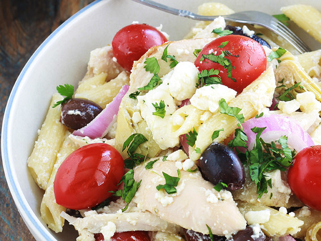 Salade de pâtes froides au poulet à la grecque, recette rapide ...