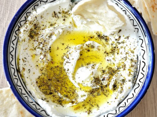 Labneh libanais le fromage crémeux au zaatar et à l'huile d'olive ...