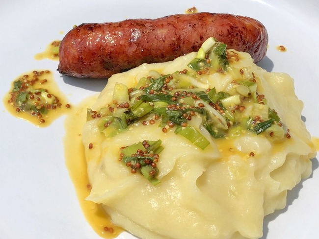 Purée, saucisse à la sauce moutarde et cébettes - Recette par Nath chocolat