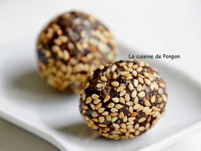 Boules d'énergie aux amandes, cajou, dattes, pruneaux et spiruline ...