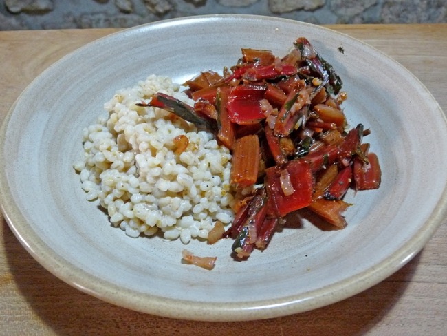 Poêlée de côtes de blettes rouges et orge perlé crémeux - Recette par ...