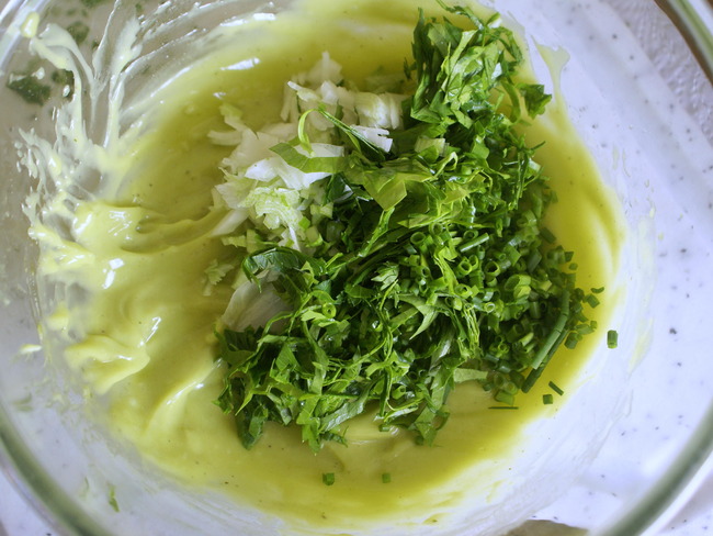 Sauce verte ou mayonnaise à l'huile d'olive et moutarde aux herbes ...