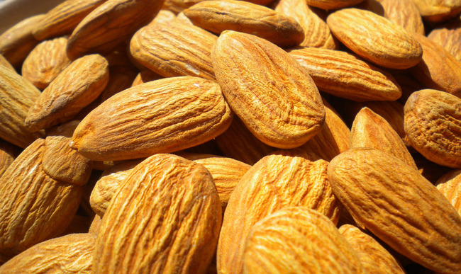 En poudre ou entiéres, concassées ou effilées, les amandes accompagnent ...